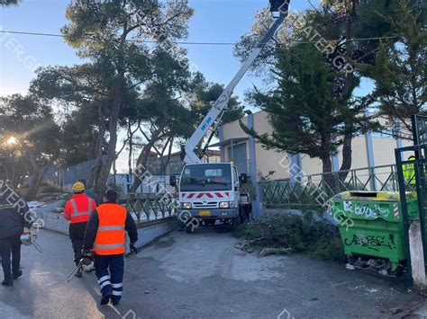 Αγώνας δρόμου για να ανοίξουν τα σχολεία στην Αγία Παρασκευή Debater
