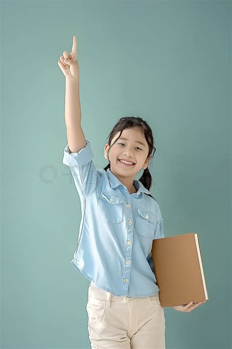 教育ai数字艺术 教育简约风格儿童微笑举手提问回答问题场景人像照片 Ai图片免费下载 Png格式 2688像素 编号71646963 千图网