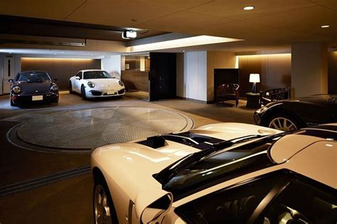 차고와 전면 통유리가 인상적인 럭셔리 주택 自宅で 模様替え 高級住宅インテリア