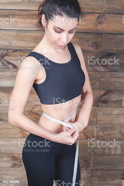 매력적인 여자아이 측정 허리 센티미터 테이프 가냘픈에 대한 스톡 사진 및 기타 이미지 가냘픈 건강한 생활방식 다이어트
