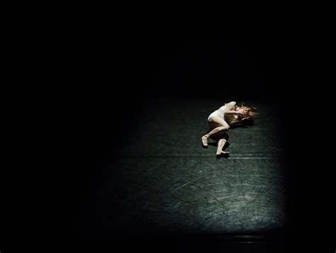 무료 이미지 사람 검정색과 흰색 여자 바닥 어두운 어둠 스포츠 행사 환대 공연 예술 단체 경기 흑백 사진