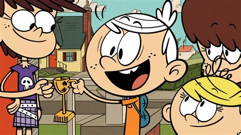 Imagem S1e02b Lincoln With The Trophy His Sisters Made For Him The Loud House Wiki