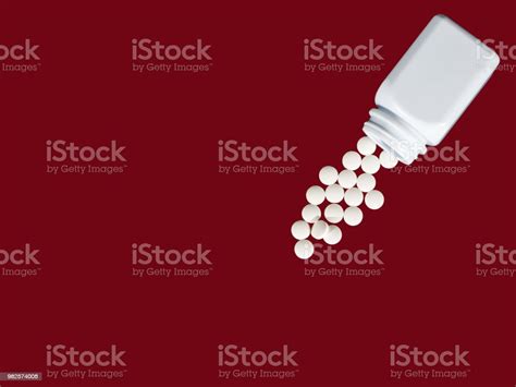 약 약 병에서 흘리 고 레드에 클리핑 경로와 격리 복사 공간 최고 볼 수 있습니다 의학 개념 개념에 대한 스톡 사진 및 기타 이미지 Istock