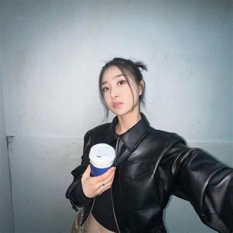 브브걸 유나 추운 날씨에도 과감한 배꼽 노출 잘록한 S라인