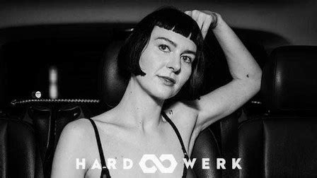 BUKKAKE PARTY 4 VS 1 MOGLIE SPOSA USATA DA 4 AMICI DEL MARITO CORNUTO Free Sex Video RedTube