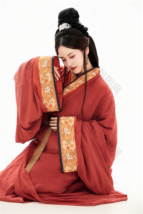 白色背景下穿着中国春秋战国时代服饰的少女图片 包图网企业站