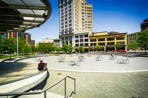 사람들이 로 사 주차합니다 서클을 미시간 그랜드래피즈 미시간에 대한 스톡 사진 및 기타 이미지 미시간 사람들 원형 Istock