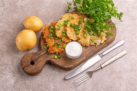 수 제 전통 감자 팬케이크 또는 Latke 빈티지 커팅 보드에 재료로 하누카 축 하 음식 감자 요리에 대한 스톡 사진 및 기타
