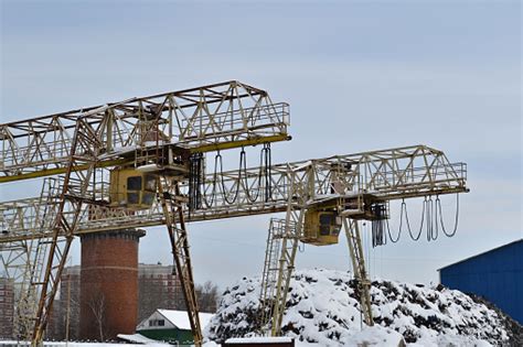 산업 영역 야외 크레인 Trestle 새벽에 열린 창 고 및 적재 지역 위에 전기 오버 헤드 여행 크레인 배경에 흡연 파이프 강철에 대한 스톡 사진 및 기타 이미지 Istock