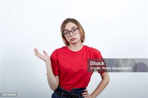 피곤 한 백인 여자 에 빨간 셔츠 데 좋은 안경 벨트에 손을 유지 개념에 대한 스톡 사진 및 기타 이미지 개념 검은색