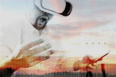 실업가 착용 하는 가상 현실 Vr 헤드셋과 휴대 전화를 사용 하 여 현대 사무실에서 고글 교육에 대한 스톡 사진 및 기타 이미지