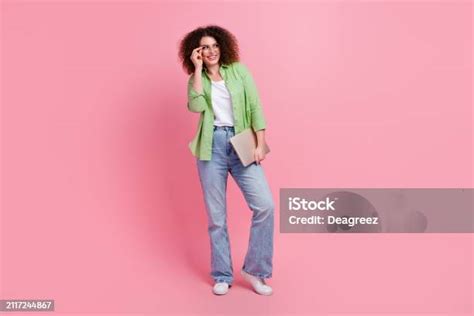 넷북으로 빈 공간을 찾고 안경을 만지는 지적인 여자의 전체 길이 사진 분홍색 배경에 고립 된 모든 생각 25 29세에 대한 스톡 사진 및 기타 이미지 Istock