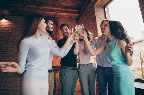 회사의 좋은 매력적인 아름 다운 화려한 꽤 쾌활 한 긍정적 인 남자 숙 녀 재미 신부 웨딩 Festal 생일 날 나무 벽돌 산업 다락방 인테리어 룸 가정 생활에 대한 스톡