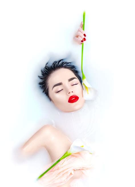 牛奶浴中的女人图片 牛奶浴中的漂亮黑人妇女素材 高清图片 摄影照片 寻图免费打包下载