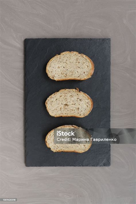 곡물 빵 3장 위에서 바라보는 사람들 없이 검은 현무암 판 회색 배경에 놓여 있습니다 0명에 대한 스톡 사진 및 기타 이미지 0명 개체 그룹 건강에 좋지 않은 음식