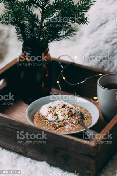 딸기와 견과류와 부드러운 유 당무료 채식 요구르트 글루텐 무료 오트밀 건강 한 아침 개념 추운 겨울 아침입니다 0명에 대한 스톡 사진 및 기타 이미지 Istock