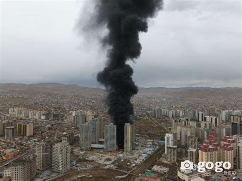 СБД ийн 9 дүгээр хороонд гараашийн дээвэр шатаж байна гэх дуудлагаар алба хаагчид ажиллаж байна