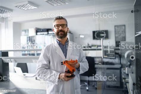 로봇 공학 엔지니어는 현대 로봇 팔을 잡고 실험실 사무실에서 카메라를 서서 바라 봅니다 Stem 주제에 대한 스톡 사진 및 기타 이미지 Stem 주제 가상현실 개발