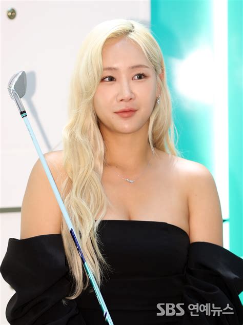 E포토 소유 드레스 입고 스윙