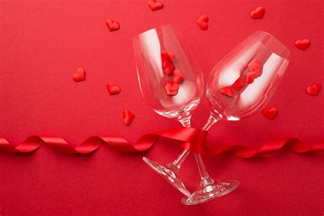 발렌타인 데이 장식 빨간 곱슬 리본과 카피 스페이스와 고립 된 빨간 배경에 두 개의 와인 잔에서 날아 작은 마음의 최고 보기 사진 0명에 대한 스톡 사진 및 기타 이미지