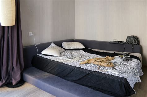 침대와 대형 램프가 있는 침실 인테리어 구겨진 침대 시트와 부주의 0명에 대한 스톡 사진 및 기타 이미지 0명 가정 생활 가정의 방 Istock