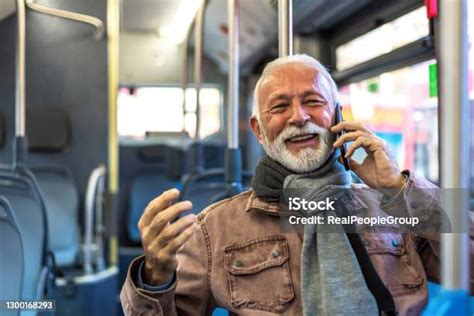 미소 백인 성숙한 사업가 운전 에 공공 버스 와 사용 스마트폰 65 69세에 대한 스톡 사진 및 기타 이미지 65 69세