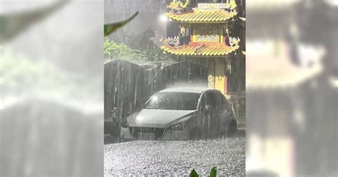 海葵颱風雨彈狂炸 高雄前鎮和祥街淹50公分深
