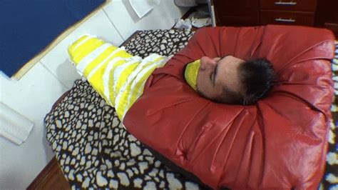 Horny Brunette Farting And Squirting In The Face Of The Idiot Slave By Victoria Dias And Daniel