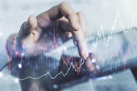 배경 연구 및 전략 개념에 디지털 태블릿에 손가락 클릭추상 창조적 인 금융 차트의 이중 노출 거래자에 대한 스톡 사진 및 기타