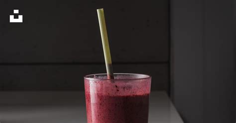 녹색 빨대가 있는 투명한 마시는 유리에 있는 분홍색 액체 사진 Unsplash의 무료 웰빙 이미지