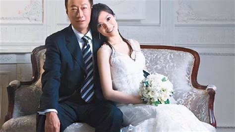 郭台铭妻子穿牛仔裤显好身材，48岁却宛似少女，夫妻合影神似父女郭台铭曾馨莹宛似新浪新闻