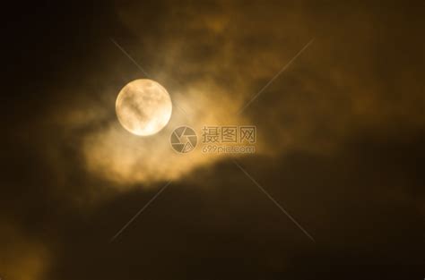橙色的收获月亮和乌云映衬着黑色的天空高清图片下载 正版图片502654403 摄图网