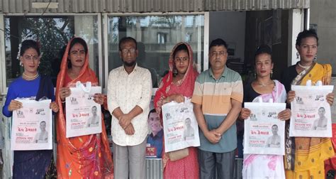 নতুন শাড়ি উপহার পেল তৃতীয় লিঙ্গের সদস্যরা