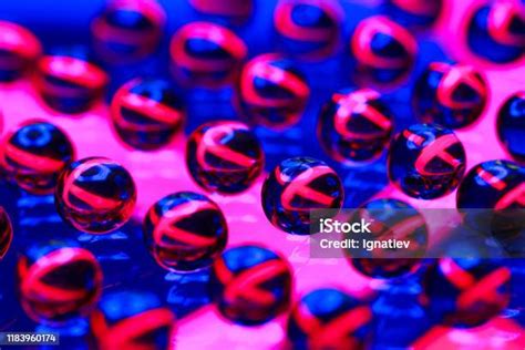 둥근 캡슐 둥근 알 약 유리 검은 색 배경 빨간색과 파란색 빛입니다 0명에 대한 스톡 사진 및 기타 이미지 0명 3차원 형태 개체 그룹 Istock