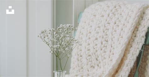 흰색과 갈색 고리 버들 세공 의자 사진 Unsplash의 무료 회색 이미지