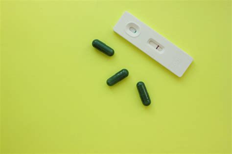 노란 배경에 부정적인 임신 테스트 와 알 약 모성 어린이 임신 피임 개념 건강 문제 및 임신 문제 낙태 피임 공간을 복사합니다 개념에 대한 스톡 사진 및 기타 이미지