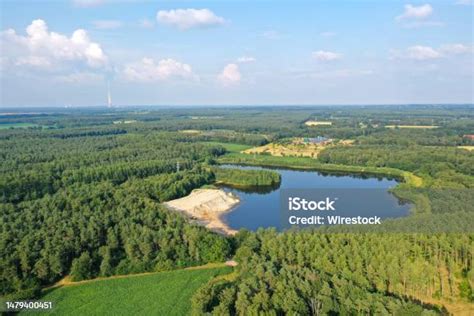 그림 같은 야외 환경에서 무성한 푸른 잔디로 둘러싸인 고요한 호수 0명에 대한 스톡 사진 및 기타 이미지 0명 경관 구름 Istock