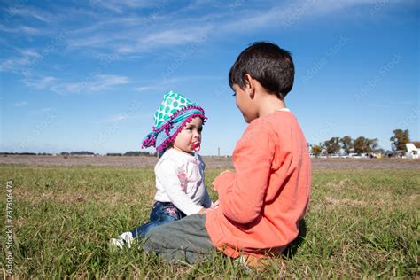 Hermano Mayor Cuida De Su Hermana Menor Stock Photo Adobe Stock