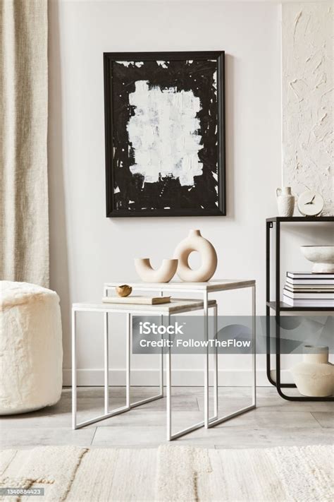 모의 포스터 프레임 푸프 커피 테이블 컴모드 및 개인 액세서리와 아늑한 거실 인테리어 디자인의 창조적 인 구성 현대적인 클래식