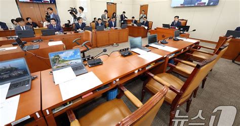 여당 불참 속 열린 환경노동위원회 첫 전체회의