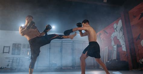 Mma 가라테 강렬한 운동 권투 권투 반지 권투 장갑 근육 남자 파이터들 다이나믹 모션 땀 레슬링 마우스