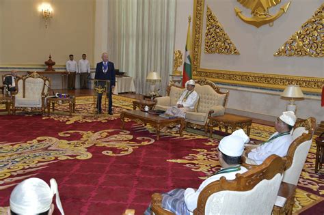 နိုင်ငံတော်စီမံအုပ်ချုပ်ရေးကောင်စီဥက္ကဋ္ဌ နိုင်ငံတော်ဝန်ကြီးချုပ် ဗိုလ်ချုပ်မှူးကြီး