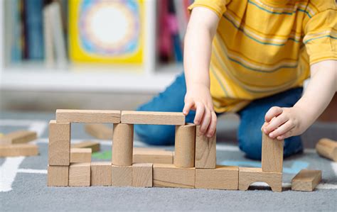 나무 블록을 연주하는 세 살짜리 어린 소년 어린이를 위한 교육 활동 어린이 방 실내 2 3 살에 대한 스톡 사진 및 기타 이미지 2 3 살 가정의 방 개념 Istock