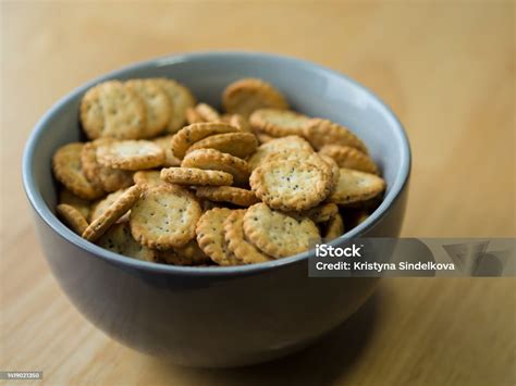 나무 테이블에 회색 그릇에 양 귀 비 씨 참 바 삭 바 삭 크래커를 닫습니다 건강한 식생활에 대한 스톡 사진 및 기타 이미지