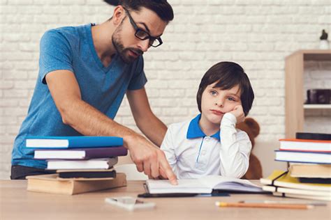 할머니는 아들과 함께 시간을 보낸다 아버지는 자녀를 양육에 관여 된다 아버지 그의 아들 숙제를 할 수 있습니다 가정 생활에 대한 스톡 사진 및 기타 이미지 Istock