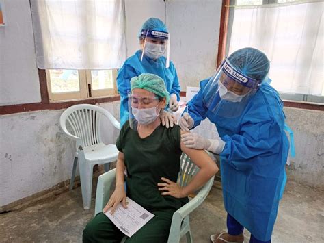 ကမမောင်းမြို့တိုက်နယ်ဆေးရုံ၌ ကျန်းမာရေးဝန် ထမ်းများအား ကိုဗစ် ၁၉ ရောဂါကာကွယ်ဆေးစတင်ထိုးနှံ