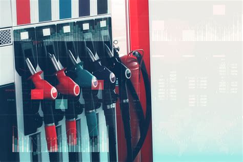 기술 적 배경에 연료 디스펜서가있는 주유소 가솔린과 연료에 대한 가격 상승그래프 0명에 대한 스톡 사진 및 기타 이미지 0명