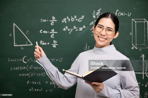 젊은 아시아 교사 여성은 학생을 찾고 카메라와 책과 분필 화상 회의를 들고 가르치고 여성 교사는 온라인 코스에서 교실 칠판에서 수학을 훈련 30 34세에 대한 스톡 사진 및