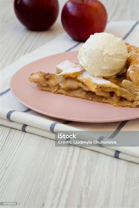 홈 구운 사과 파이의 슬라이스 핑크 플레이트에 아이스크림 낮은 각도 보기 근접 촬영 가을에 대한 스톡 사진 및 기타 이미지 가을 냉동식품 달콤한 음식 Istock