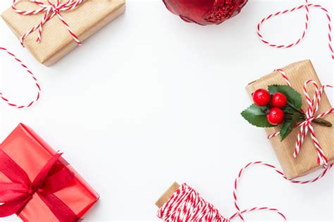 크리스마스 배경입니다 흰색 배경 위에 공예 용지에 싸여 선물 상자 선물 상자를 포장합니다 맨 위 보기 공간을 복사합니다 0명에